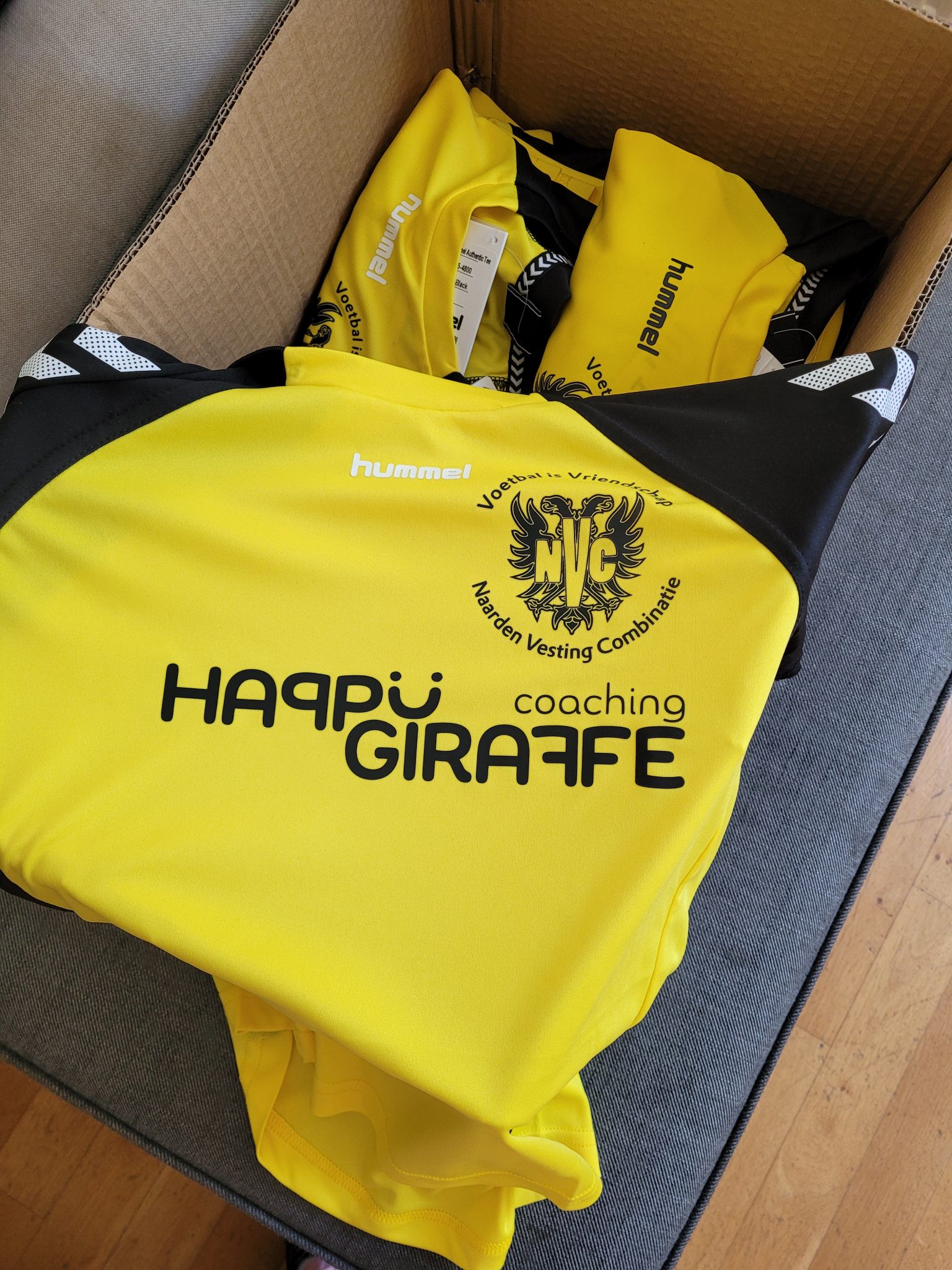 Nieuwe Shirtsponsor JO8 en JO9: Happy Giraffe Coaching | SV-NVC